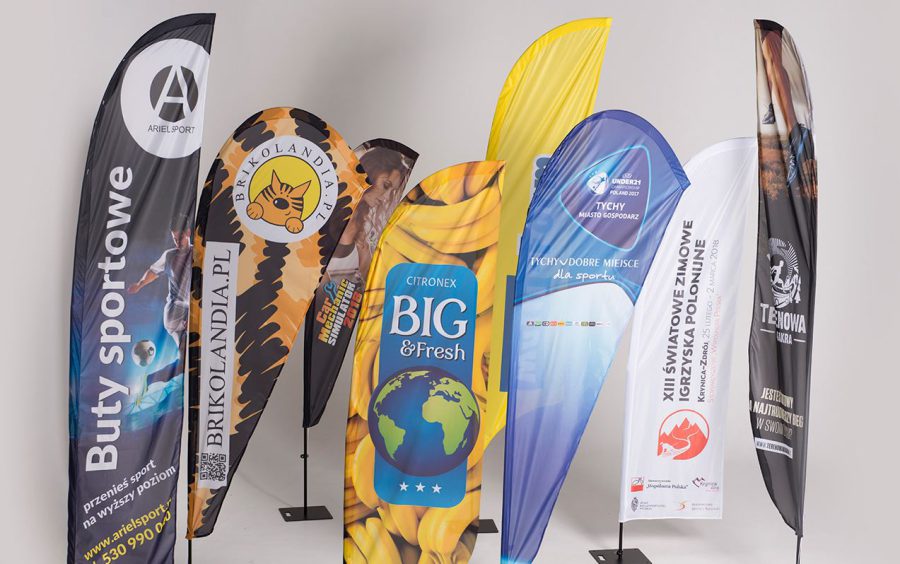 Flagi reklamowe z logo – sposób na reklamę w plenerze – formator.pl
